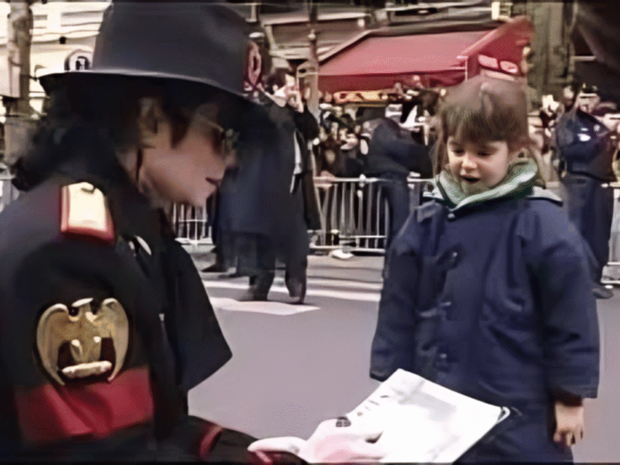 MICHAEL JACKSON APPEARS?! Surprise Fan Moment Leaves Crowd in Total ...