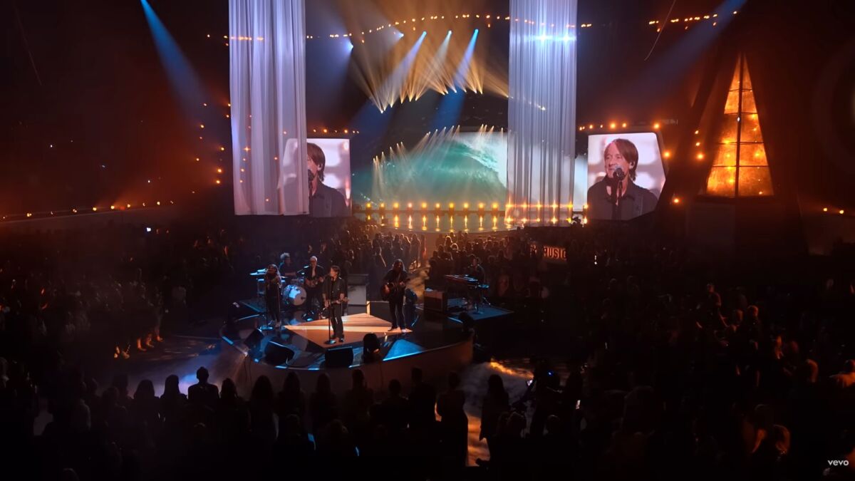 “MIND-BLOWING!” Keith Urban’s Yacht Rock Performance Stuns AMAs Audience